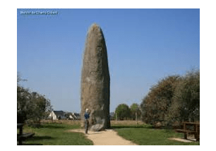 Perhatikan gambar berikut! Tugu batu yang berbentu...