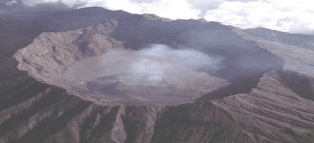 Perhatikan gambar di bawah ini! Gunung api di atas...